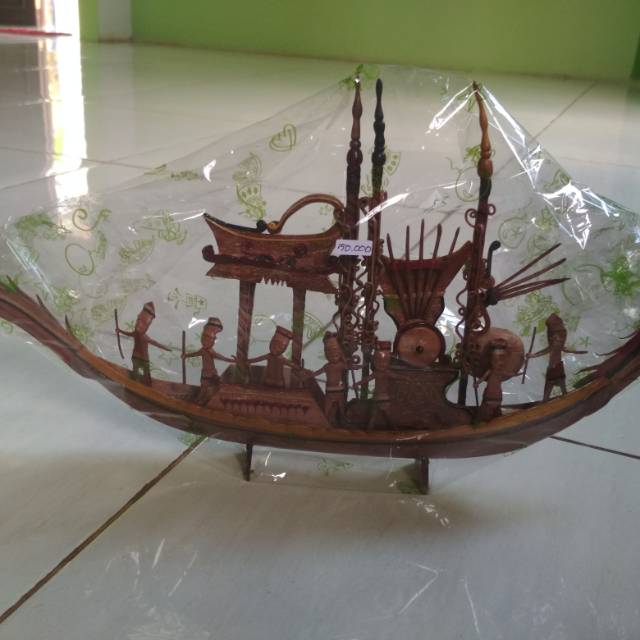 Produk perahu karet/getah nyatu cenderamata khas dayak kalimantan ...